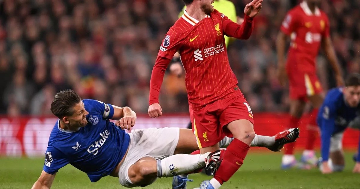 Premier League giải thích khi VAR gây tranh cãi trong trận thắng của ...