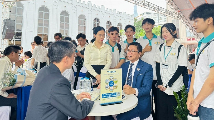 Sinh viên Đại học GTVT TP.HCM có cơ hội vận hành giao thông thông minh ...