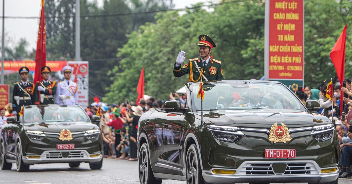 VF 8 mui trần bất ngờ xuất hiện tại lễ kỷ niệm 70 năm chiến thắng Điện ...