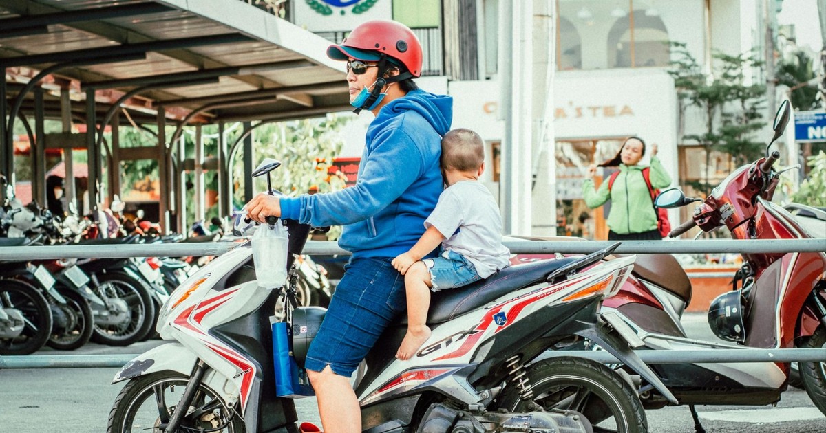 Chở trẻ em đi học phía trước và phía sau trên xe máy như thế nào để ...