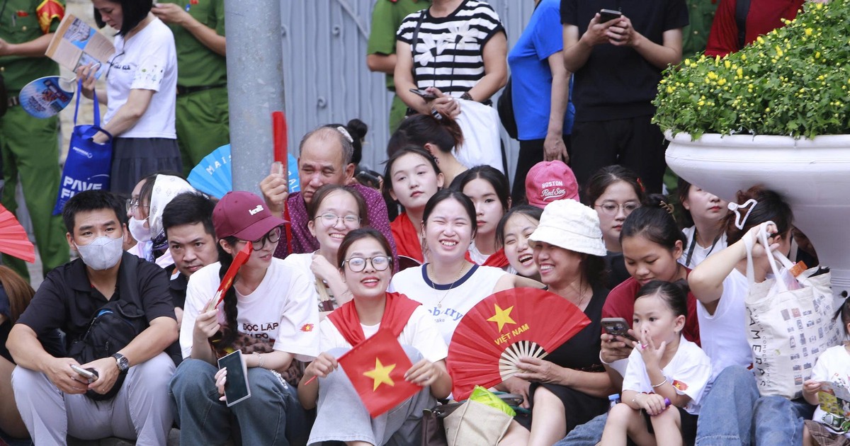 Người dân đổ về Quảng trường Ba Đình trong ngày đầu tiên tổng hợp luyện diễu binh 2-9 | Báo Pháp ...