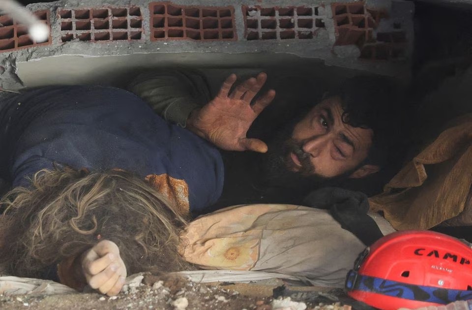 Động đất: Người đàn ông sống sót thần kỳ sau nhiều giờ bị đè dưới đống ...