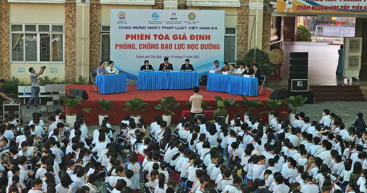 Hơn 2.200 học sinh tham dự phiên tòa giả định phòng chống bạo lực học ...