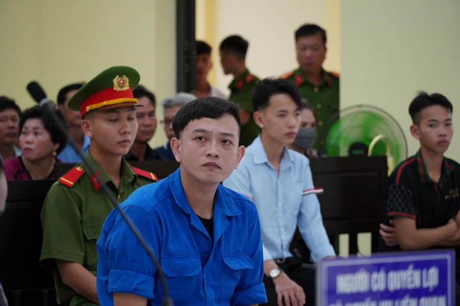 Đông đảo người đến xem pháp luật trị tội kẻ giết cả nhà vợ ở Cà Mau ...