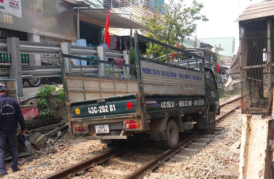 Xe tải mắc kẹt trên đường ray làm 2 đoàn tàu chậm chuyến | Báo Pháp ...