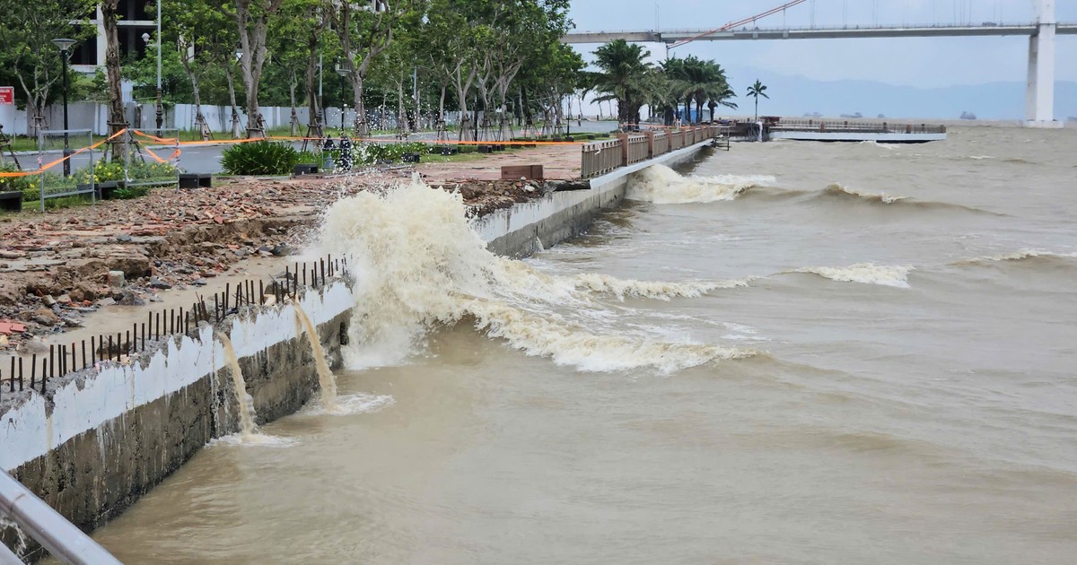 Hình ảnh sông Hàn, sóng đánh vào bờ kè dữ dội | Báo Pháp Luật TP. Hồ ...
