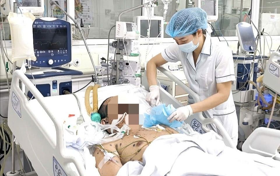 Người đàn ông 36 tuổi suy hô hấp nguy kịch vì lây thủy đậu từ con | Báo ...