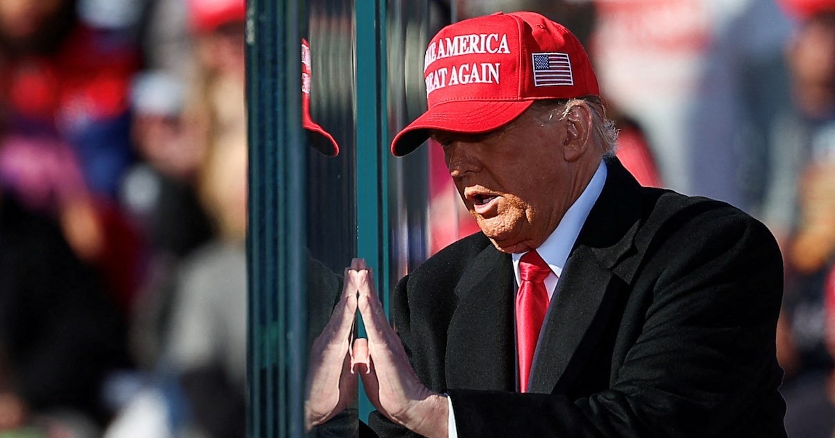 Ông Trump, bà Harris quần thảo và bám đuổi quyết liệt tại các bang ...