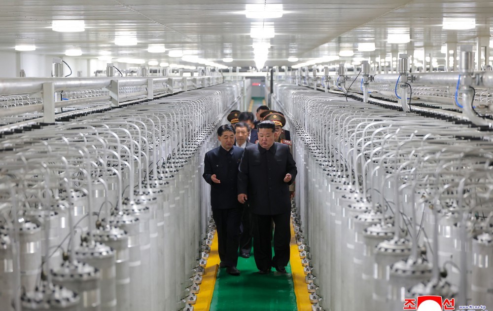 Ảnh: Ông Kim Jong-un thị sát cơ sở hạt nhân mới của Triều Tiên | Báo ...