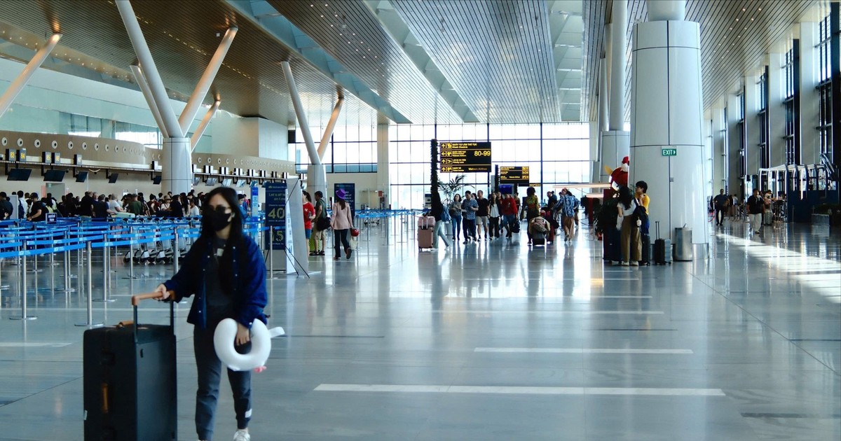 Khách về TP.HCM tăng mạnh, sân bay Tân Sơn Nhất vẫn thông thoáng | Báo ...