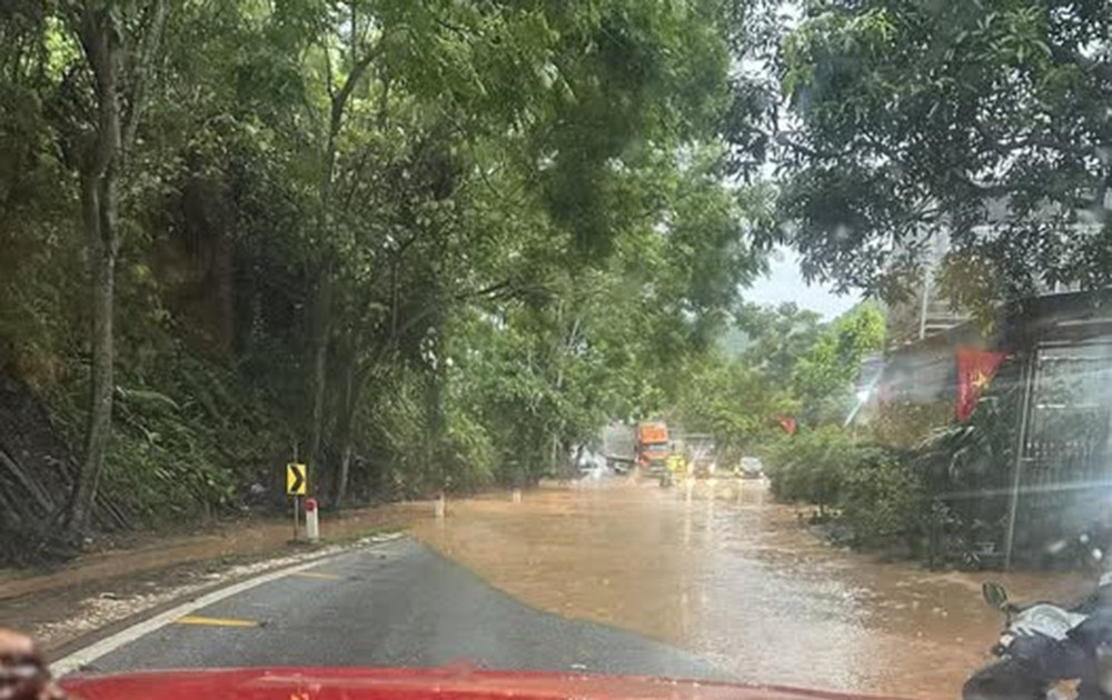 Bùn đất tràn kín mặt đường, nhiều tuyến quốc lộ ở Tuyên Quang ách tắc ...