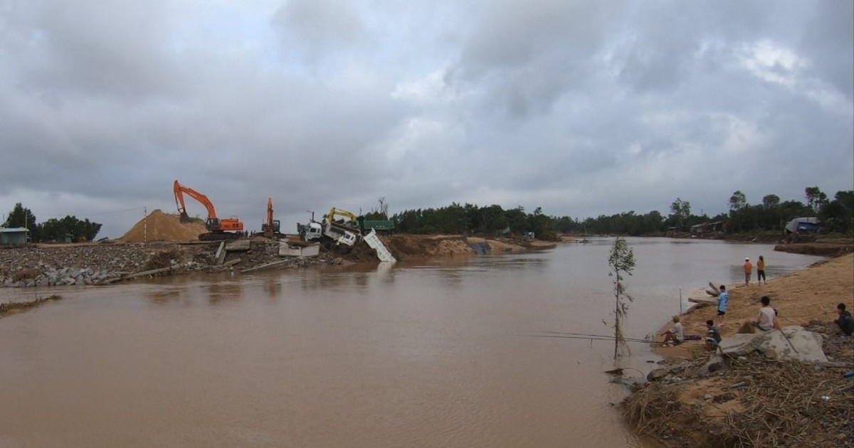 Lũ trên sông Ba tạo ra nhánh mới dài hơn 1,5 km | Báo Pháp Luật TP. Hồ ...