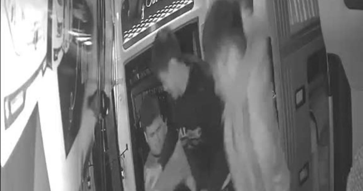 Điều tra vụ nhóm người lao lên xe khách hành hung phụ xe | Báo Pháp ...