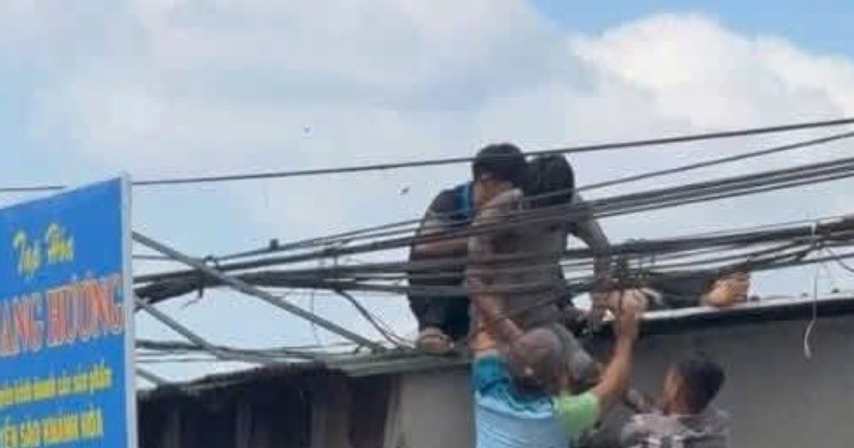 2 người bị thương do điện giật khi leo mái tôn lắp biển quảng cáo | Báo ...