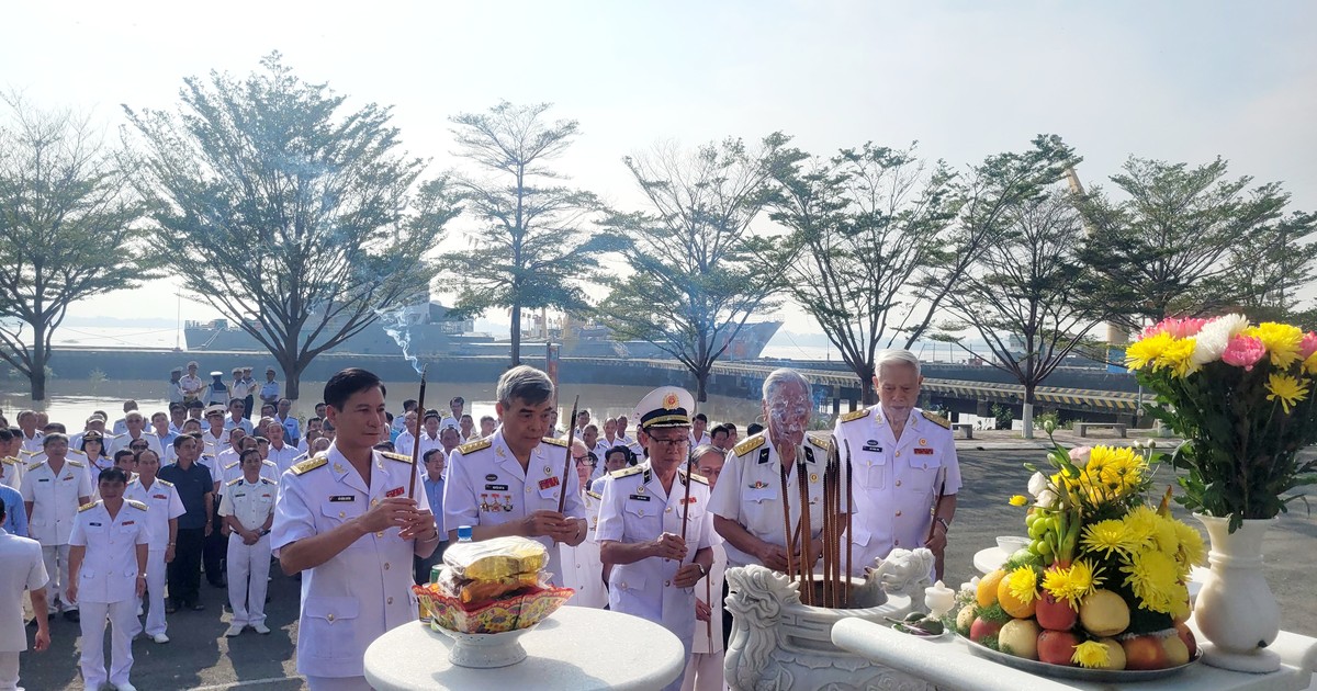 Xúc động cuộc gặp mặt của những chiến sĩ Đoàn tàu không số | Báo Pháp ...
