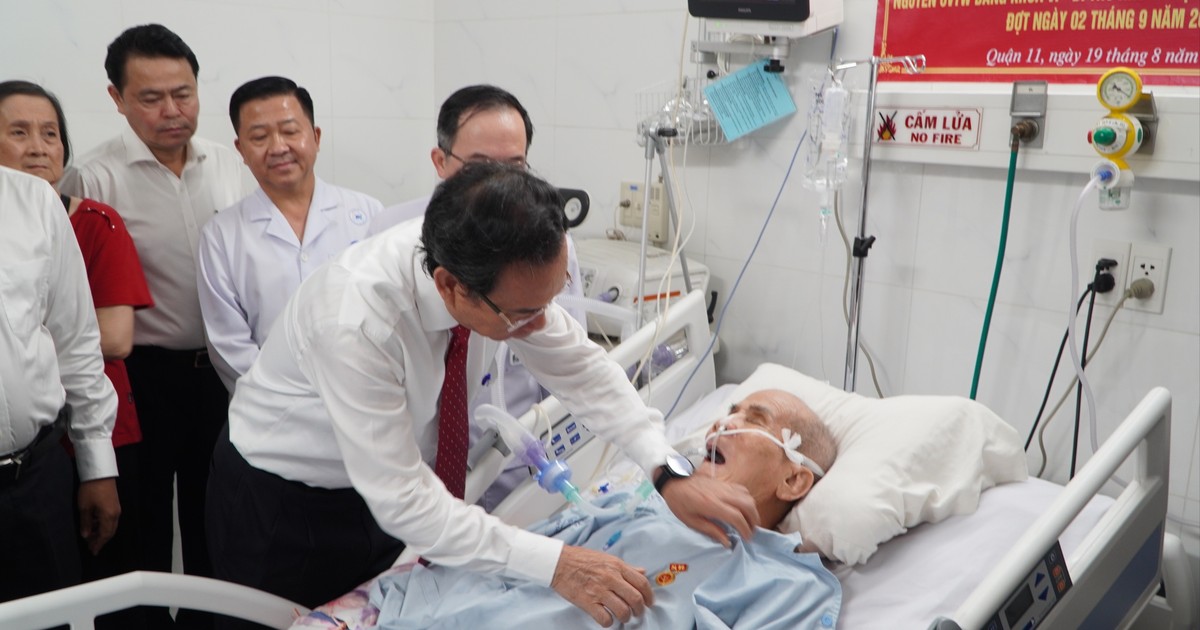 Bí thư Thành ủy TP.HCM Nguyễn Văn Nên trao huy hiệu 80 năm tuổi Đảng ...
