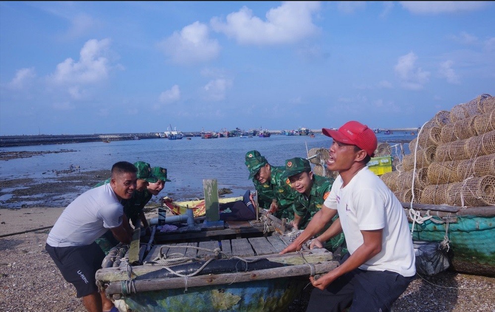 Nghệ An một tàu bị chìm khi di chuyển tránh bão số 3 | Báo Pháp Luật TP ...