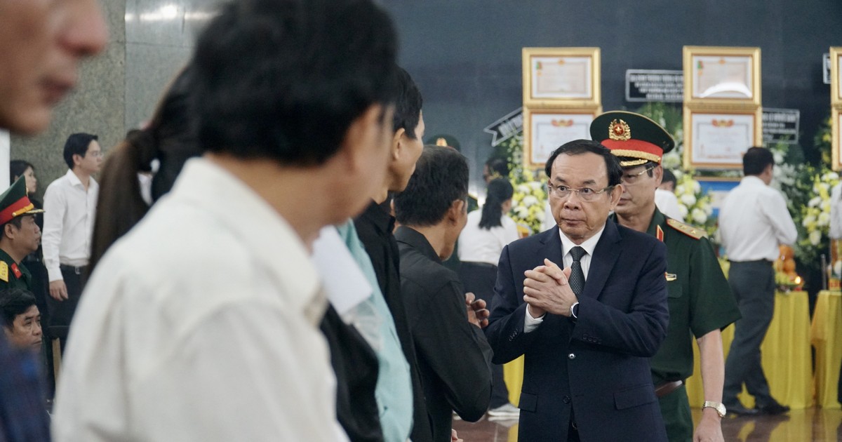 Nhiều lãnh đạo và người dân đến viếng 12 chiến sĩ hy sinh trong diễn ...