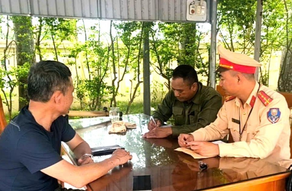 Xử phạt tài xế cố tình vượt rào chắn đường sắt khi tàu đang đến gần ...