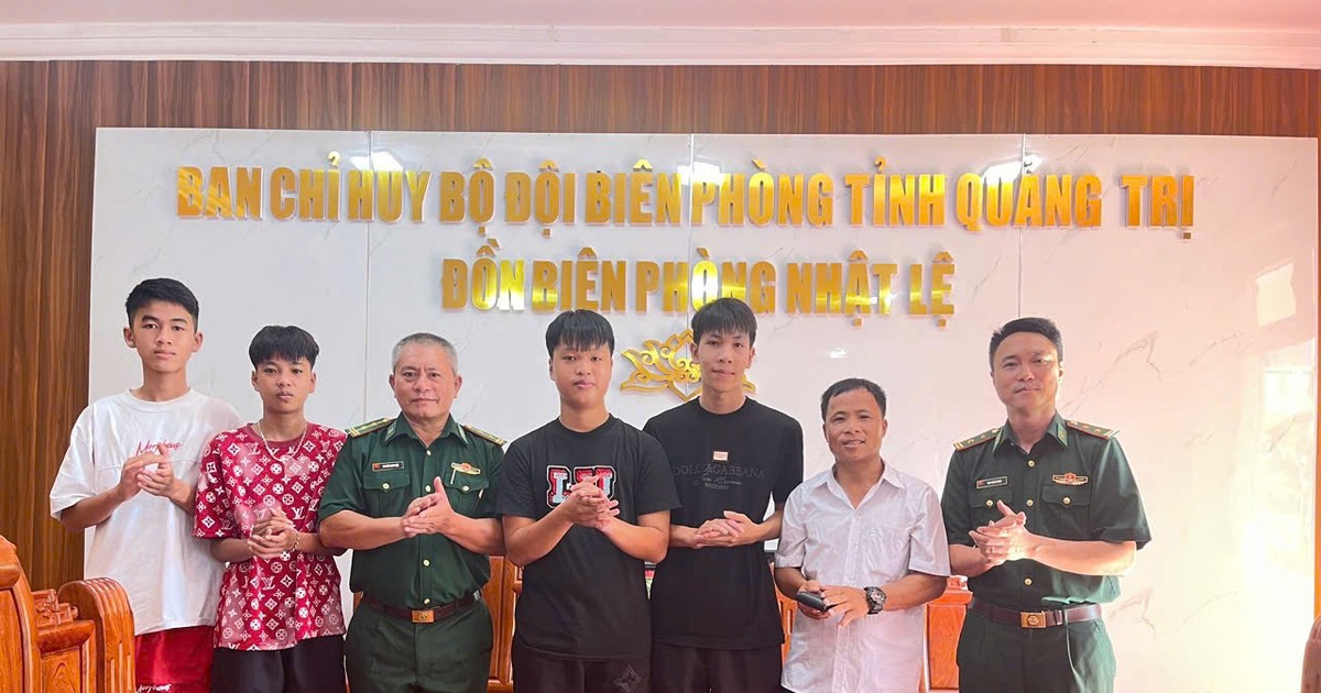 Nhặt được ví tiền, 4 bạn trẻ nhờ đồn biên phòng trả lại người mất | Báo ...
