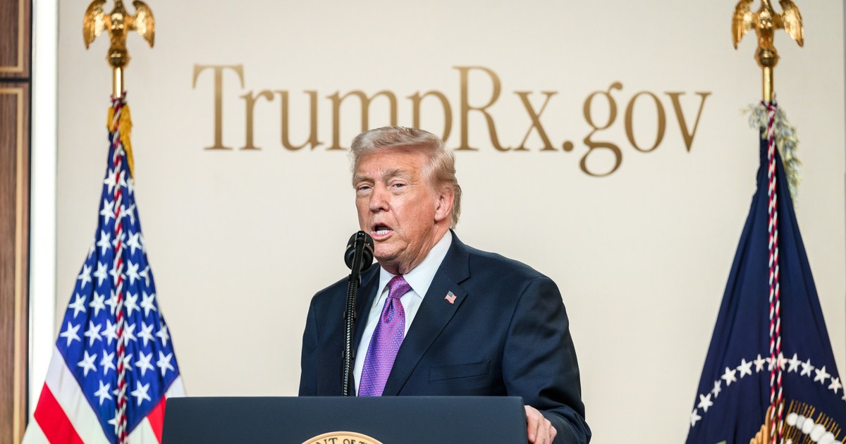 Ông Trump ủng hộ 'thay đổi chế độ' ở Iran, nói 'sức mạnh to lớn' sẽ sớm ...