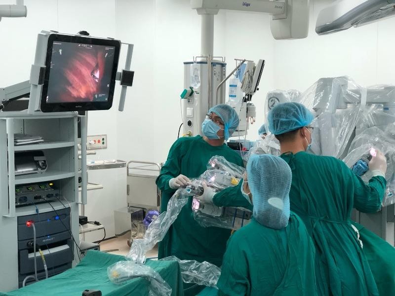 Lần đầu tiên VN phẫu thuật robot trị bệnh nhược cơ ngoạn mục | Báo Pháp ...