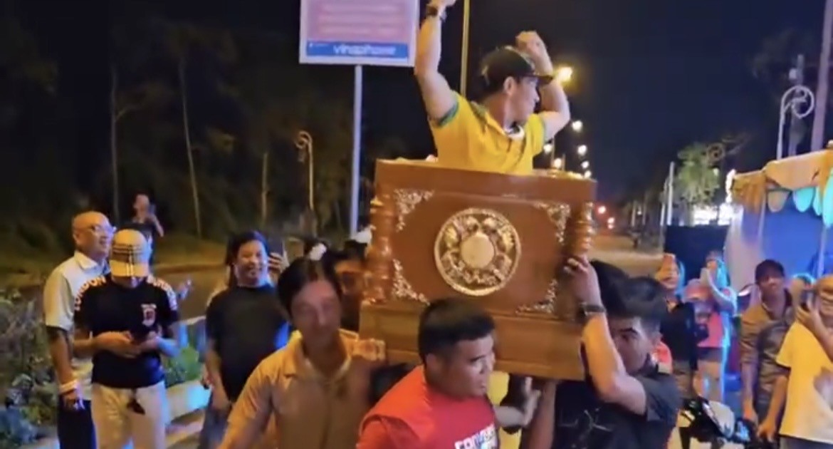 Nhóm người mặc áo trại hòm khiêng quan tài có người sống, nhảy múa trên ...