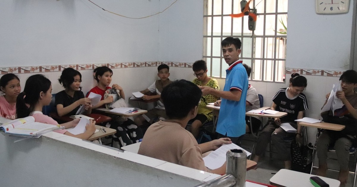 Ban ngày làm công nhân, tối về dạy học miễn phí cho trẻ em nghèo | Báo ...