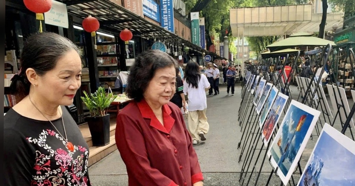 Nhiều hình ảnh xúc động tại triển lãm ‘Yêu lắm Trường Sa ơi’ | Báo Pháp ...