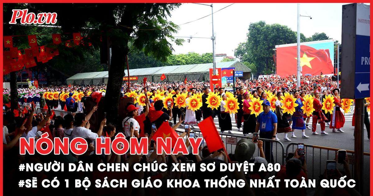 Nóng hôm nay: Hà Nội mưa như trút, người dân vẫn ken kín đứng chờ xem ...
