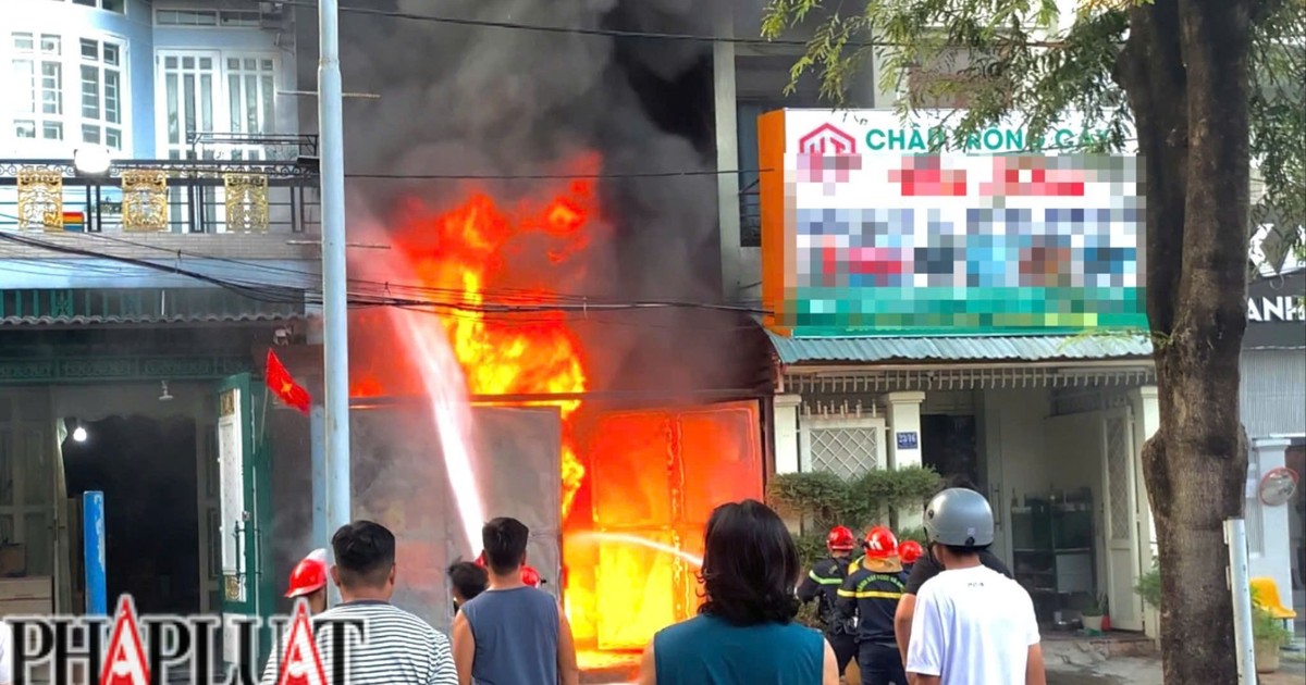 Cháy bãi đất trống ở TP.HCM, 2 căn nhà liền kề bị cháy sém | Báo Pháp ...
