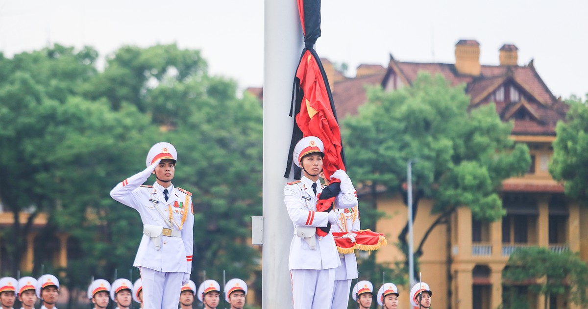 Lễ treo cờ rủ Quốc tang Tổng Bí thư Nguyễn Phú Trọng | Báo Pháp Luật TP ...