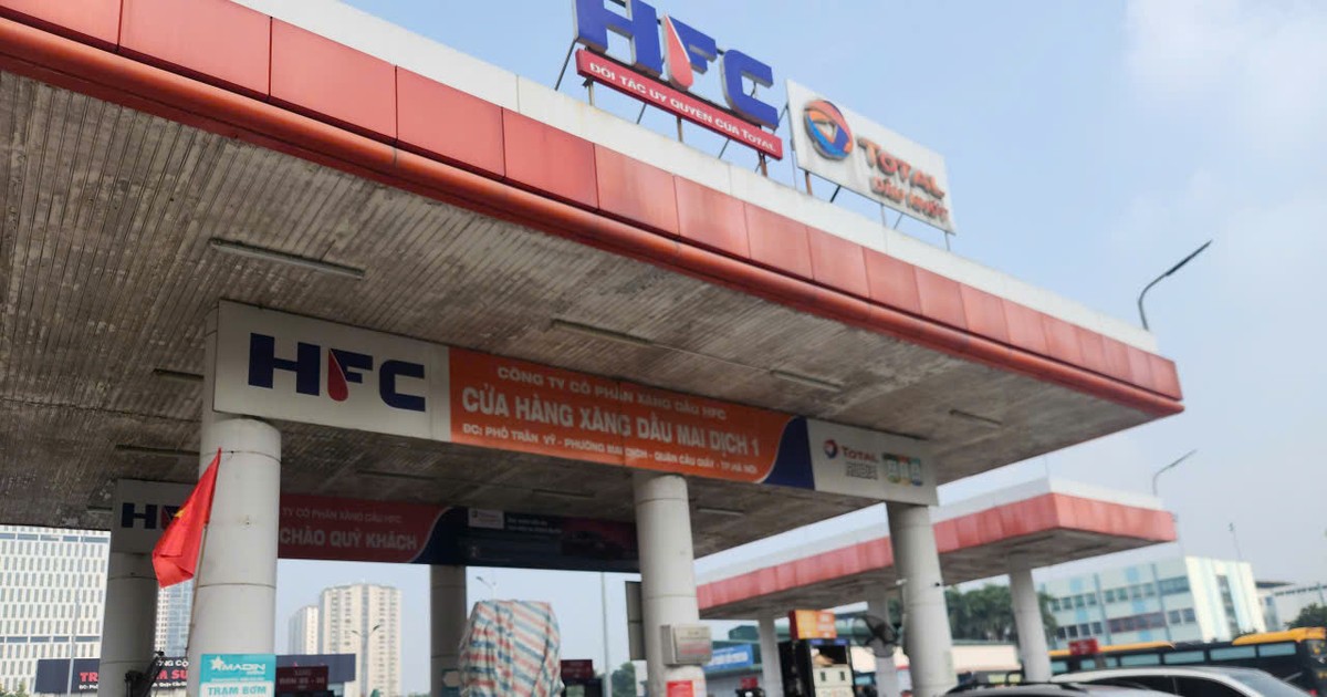Hà Nội: Tài xế ô tô lùi xe, tông vào trụ bơm xăng của cửa hàng gây cháy ...