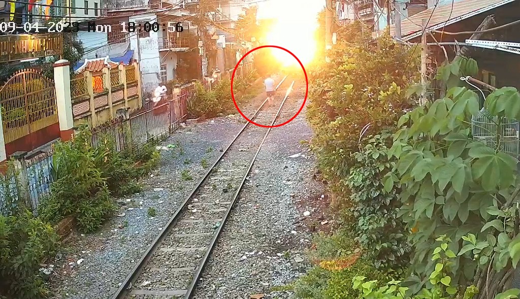 Camera ghi cảnh người đàn ông lao ra đường ray khi tàu đến | Báo Pháp ...