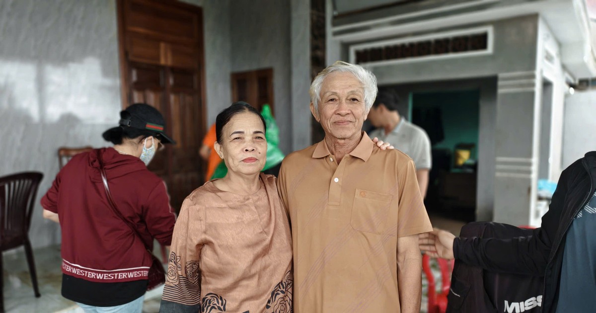 36 giờ ngâm mình trong lũ: ‘Vợ chồng tôi sống sót nhờ phép màu’ | Báo ...