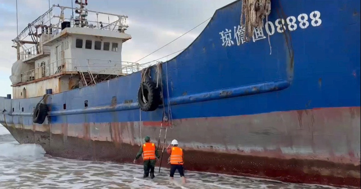 Tàu có chữ Trung Quốc dạt vào Quảng Ngãi: Có dấu hiệu xáo trộn trên ...