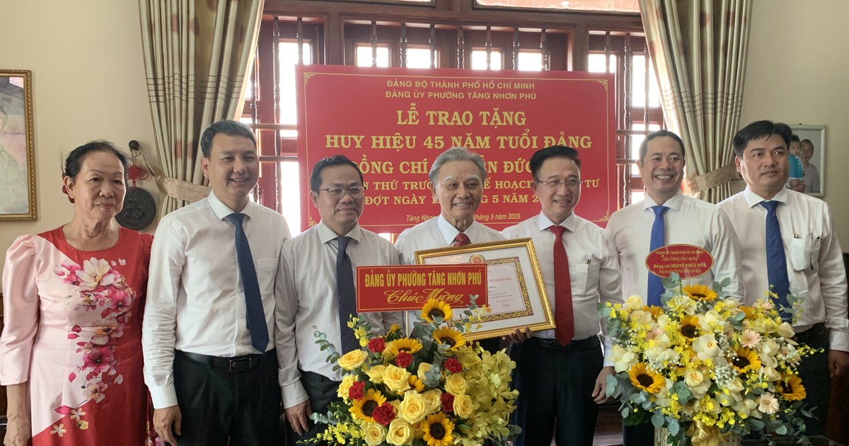 Lãnh đạo Thành ủy TP.HCM trao Huy hiệu 45 năm tuổi Đảng cho ông Nguyễn ...
