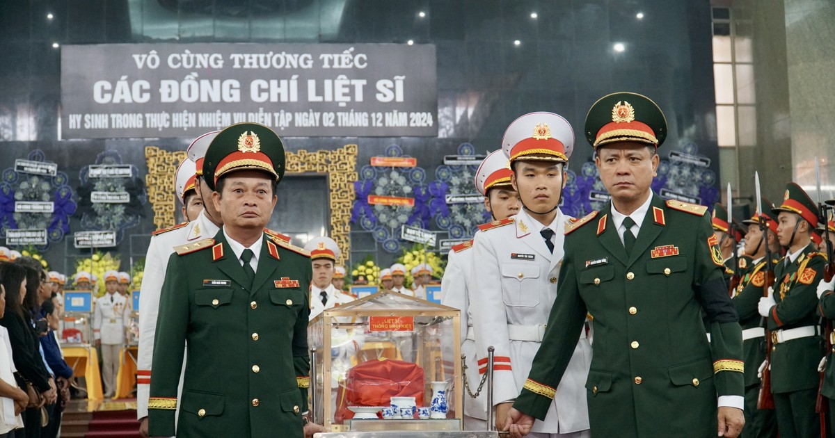 Hàng ngàn người đến tiễn biệt 12 chiến sĩ hy sinh trong diễn tập | Báo ...