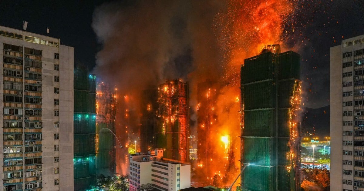 Lửa vẫn ngùn ngụt ở 7 khối chung cư tại Hong Kong, gần 30 người thiệt ...