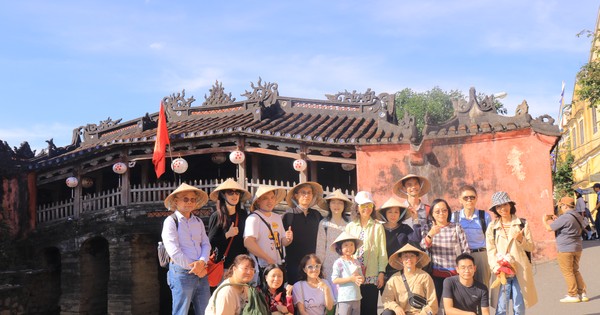Hoi An ancient town is bustling with spring atmosphere at the beginning ...