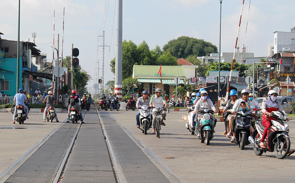 Liều mạng qua đường giữa ray tàu trên đường Phạm Văn Đồng | Báo Pháp ...