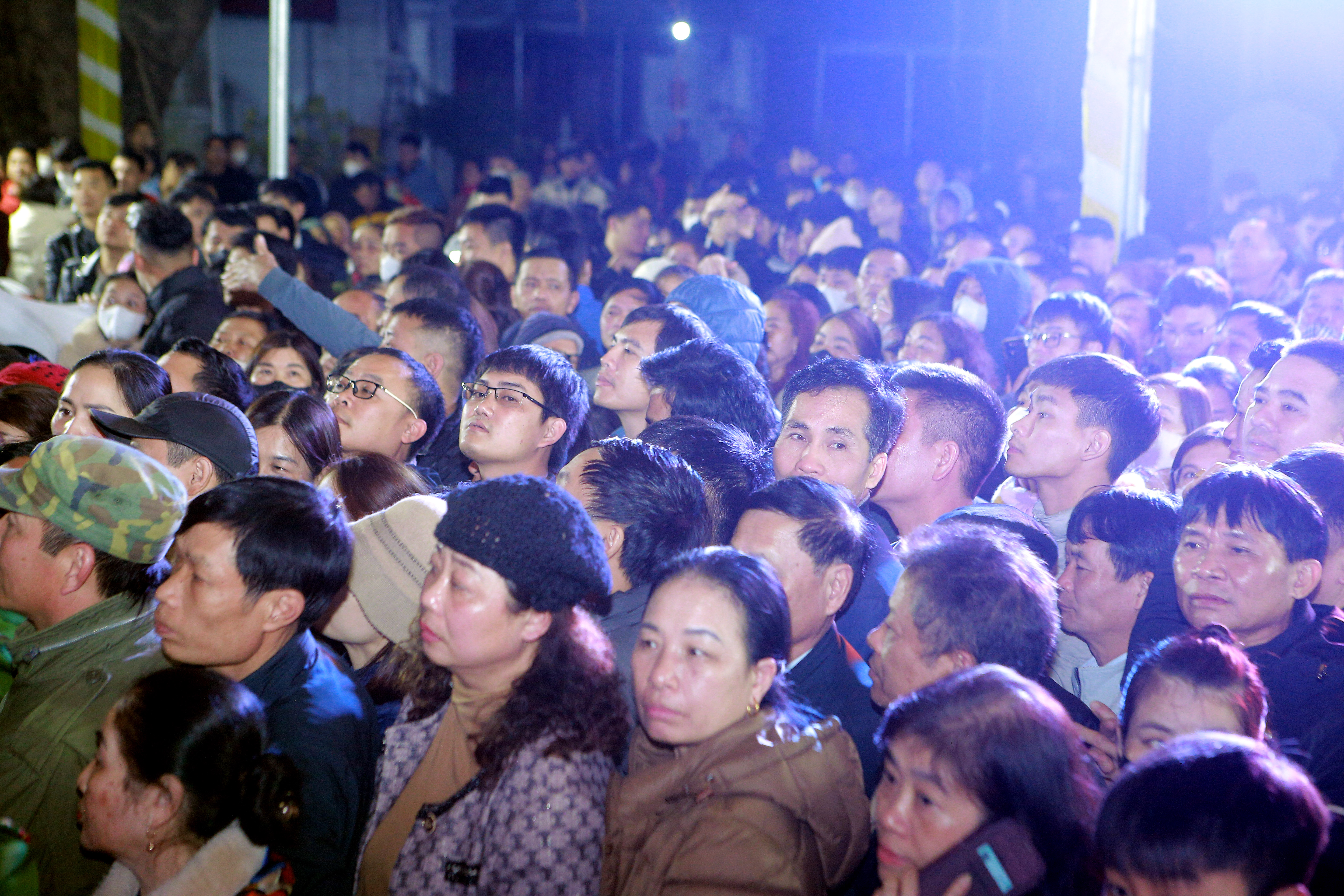 Dòng người chen chân trong đêm Khai ấn đền Trần ở Thanh Hóa | Báo Pháp ...